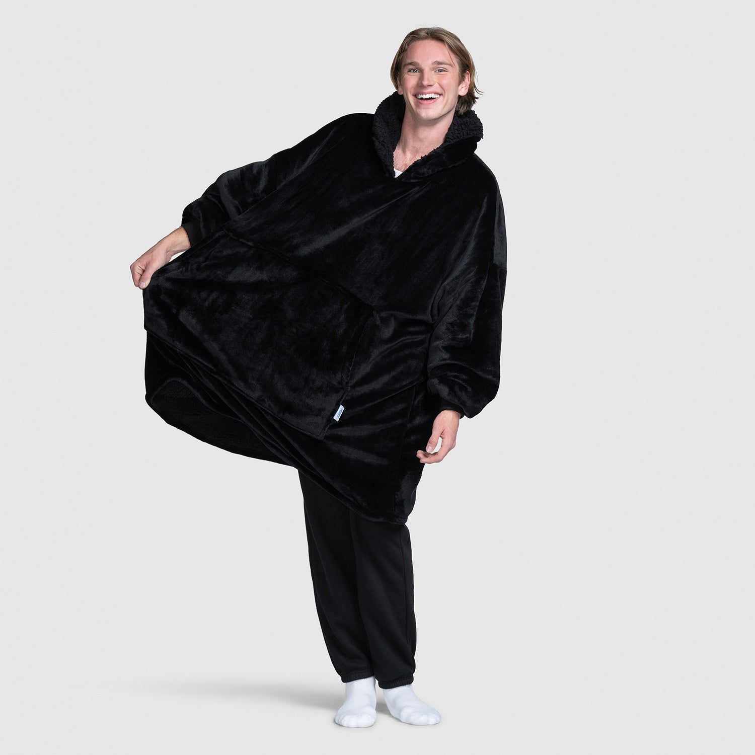 All Black Oodie – The Oodie