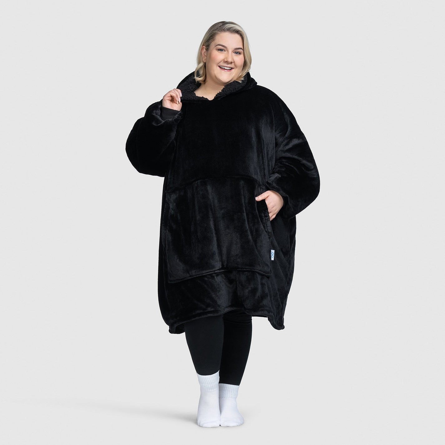 All Black Oodie – The Oodie